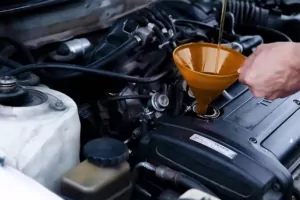 Öl selbst wechseln: So bringst du dein Auto wieder auf Vordermann